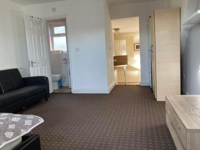 Train Station, East Croydon CR0, 2 bed shared accommodation to rent, £2,000 pcm | PrimeLocation
