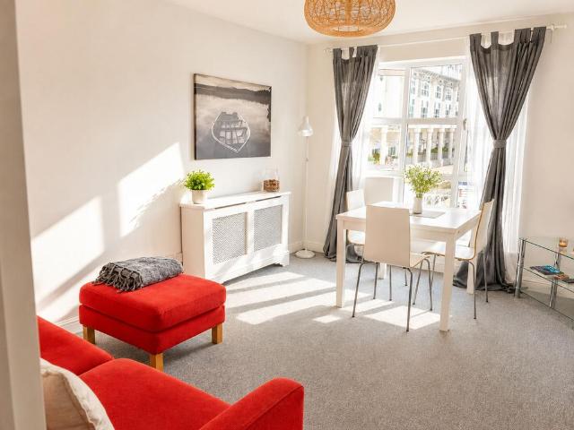 Transom Close, London, SE16 1 bed flat to rent £1,900 pcm £438 pw