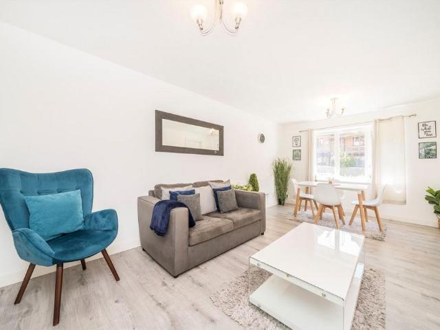 Transom Square, London E14 2 bed flat to rent £2,200 pcm £508 pw