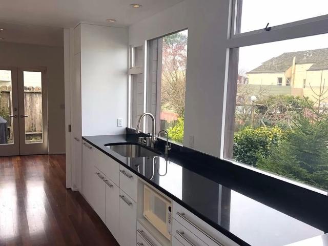 Tranquil & Spacious 2 BR/Den/ 1 BA Condo in the Central Richmond District