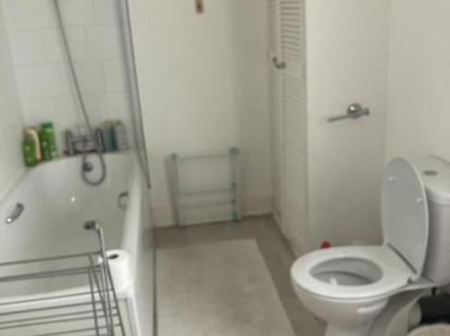 Tranquil spacious bedroom and lounge available in Saltney Chester