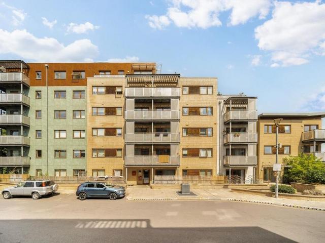 Trevithick Way, London E3 2 bed flat to rent £2,200 pcm £508 pw