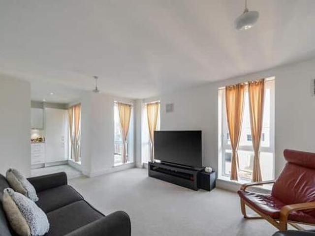 Trevor Roper Close, Ilford, 2 Bedroom Flat