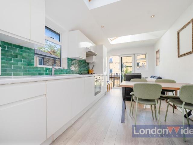 Treadgold Street, London, W11 3 bed apartment to rent £3,850 pcm £888 pw