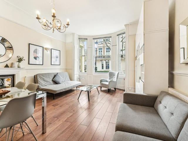 Trebovir Road, Earls Court, London 2 bed flat to rent £3,601 pcm £831 pw