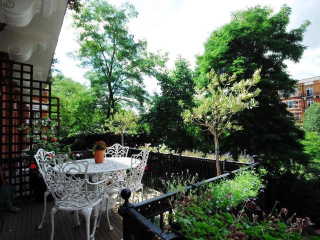 Trebovir Road, Kensington, London, SW5 4 bed flat to rent £8,667 pcm £2,000 pw