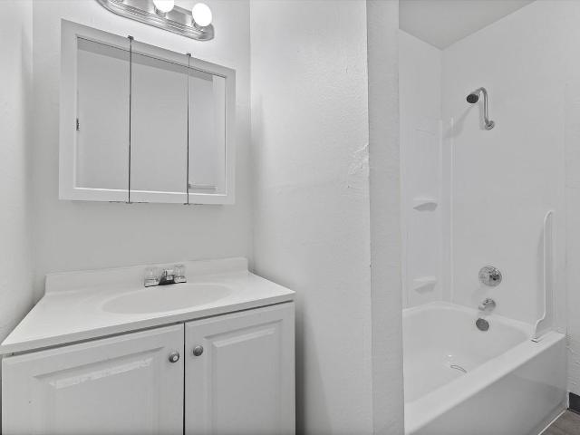 Treecrest Burnside 1 Bedroom Apartment for Rent at 16047 E Burnside St, Portland, OR 97233 Glenfair