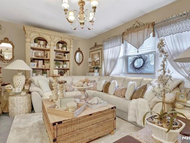 Treetop Ct, Bloomingdale, Condo For Sale