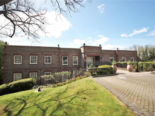 Treetops, The Mount, Caversham. 2 bed apartment to rent £2,200 pcm £508 pw