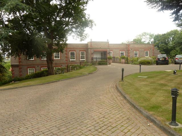 Treetops, Caversham, Reading RG4, 2 bed flat to rent, £2,200 pcm | PrimeLocation