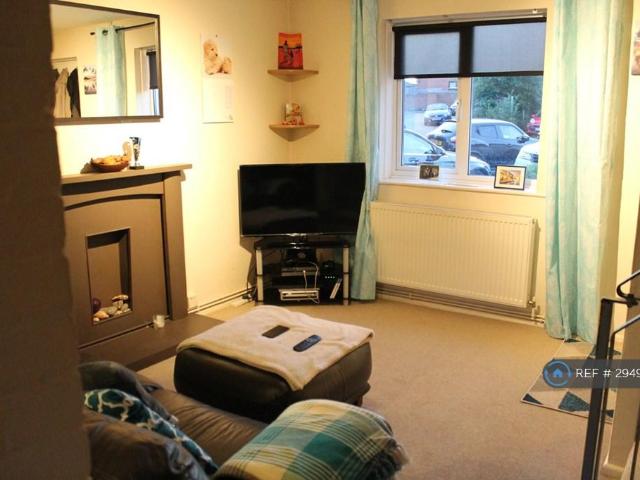 Treeview, Crawley, RH11 2 bed terraced house to rent £1,550 pcm £358 pw