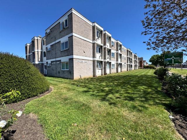Trefusis Court, Bath Road, Cranford. 2 bed flat to rent £1,700 pcm £392 pw