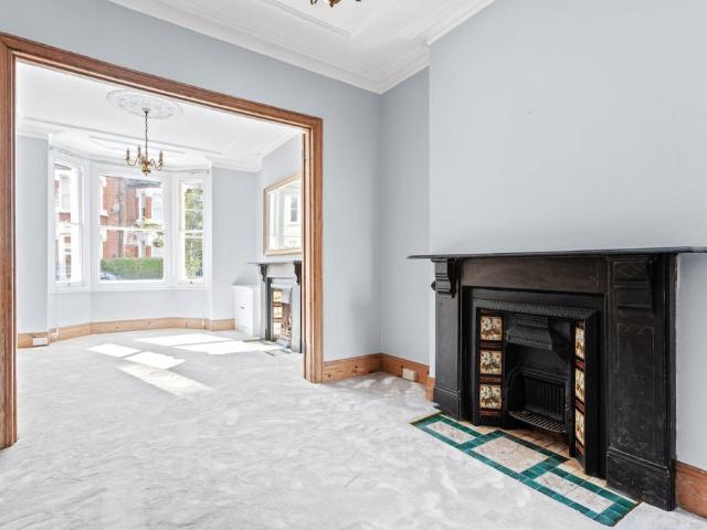 Tregarvon Road, London, SW11 4 bed flat to rent £4,900 pcm £1,131 pw