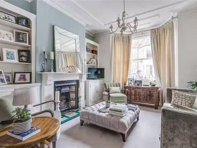 Tregarvon Road, London SW11, 5 bedroom detached house to rent.