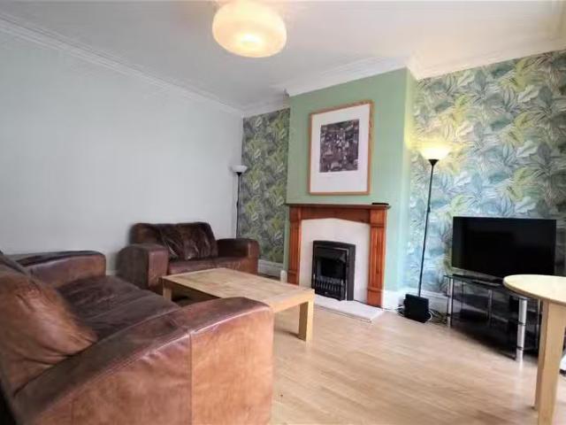 Trelawn Avenue, Headingley, Leeds. 3 bed terraced house to ren.