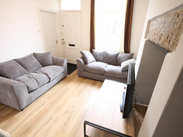Trelawn Avenue, Headingley, Leeds. 4 bed terraced house to rent £1,508 pcm £348 pw