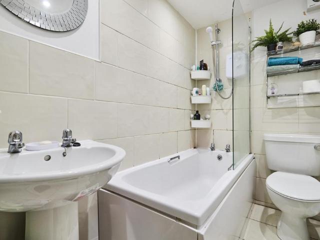 Trelawn Avenue, Leeds LS6 5 bed house to rent £2,882 pcm £665 pw