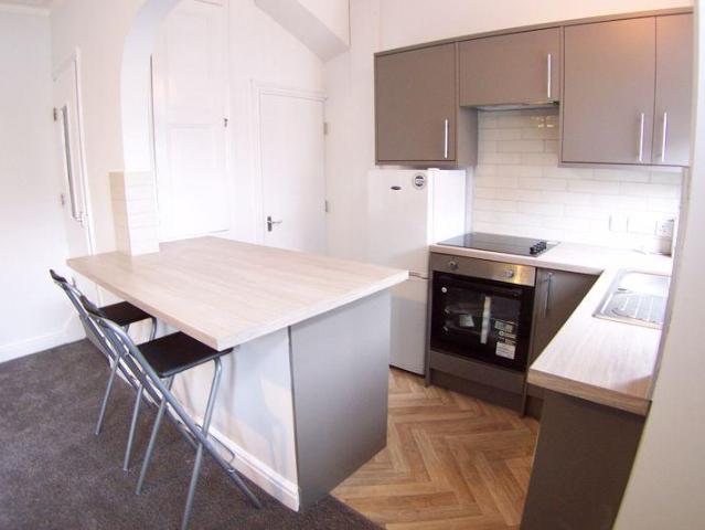 Trelawn Place, Leeds 2 bed terraced house to rent £1,195 pcm £276 pw