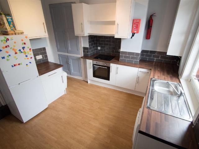 Trelawn Terrace Room 1, Headingley, Leeds, West Yorkshire LS6, Room to rent, £477 pcm | PrimeLocation