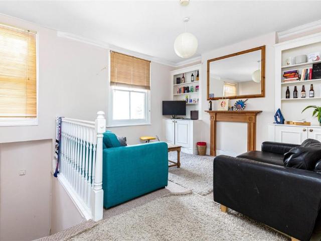 Tremadoc Road, Clapham, London, SW4 3 bed flat to rent £3,350 pcm £773 pw