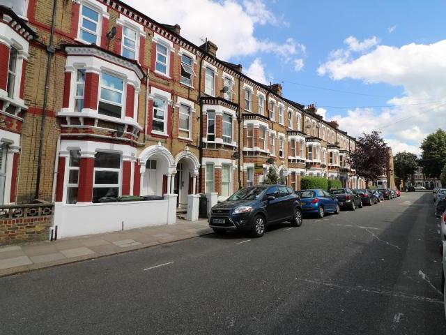 Tremadoc Road, London SW4 3 bed flat to rent £3,200 pcm £738 pw