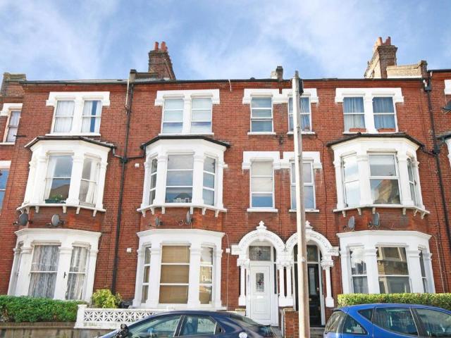 Tremadoc Road, London SW4 3 bed flat to rent £3,300 pcm £762 pw