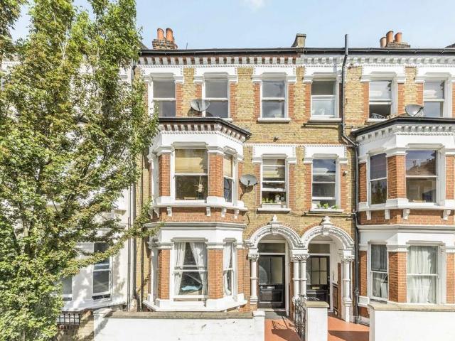 Tremadoc Road, London SW4 3 bed flat to rent £3,500 pcm £808 pw