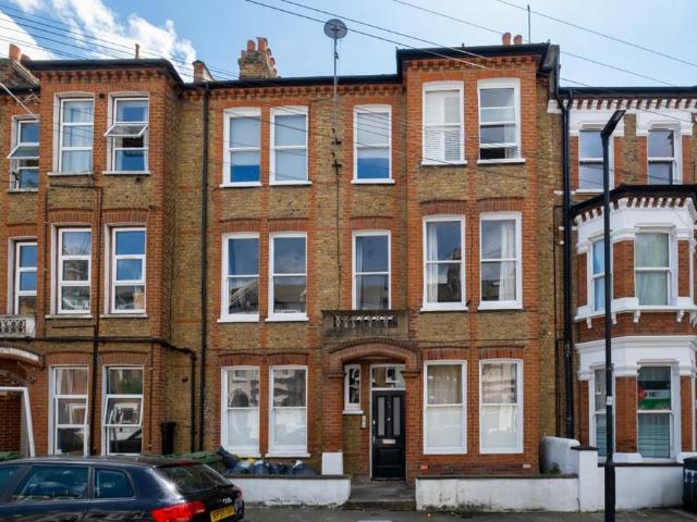 Tremadoc Road London SW4 2 bed flat to rent £2,700 pcm £623 pw