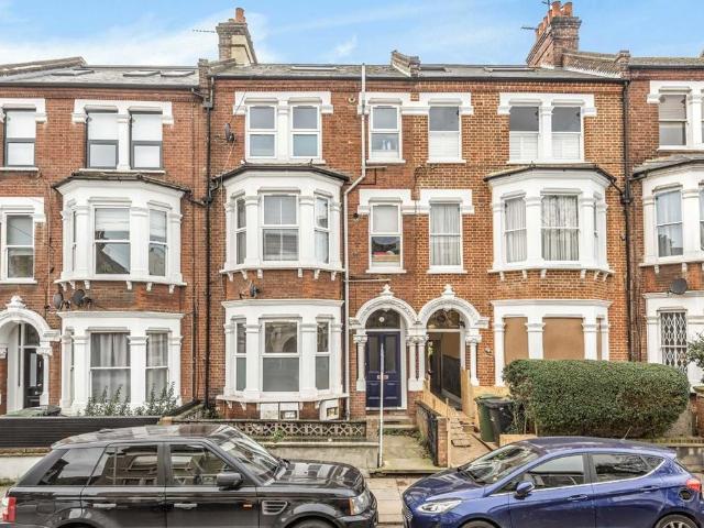 Tremadoc Road, London SW4 2 bed flat to rent £2,900 pcm £669 pw