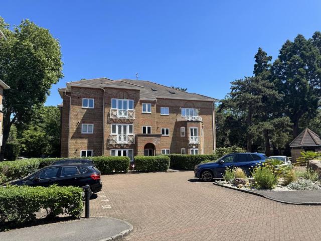 Trematon Place, Teddington TW11 2 bed flat to rent £2,200 pcm £508 pw