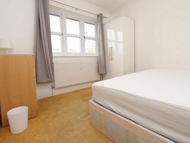 Trendy double bedroom in Barlett Park Has a Room