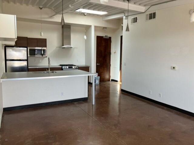 Trendy Loft Living Near The Arts District!