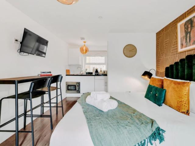 Trendy Studio Getaway: Explore City in Style