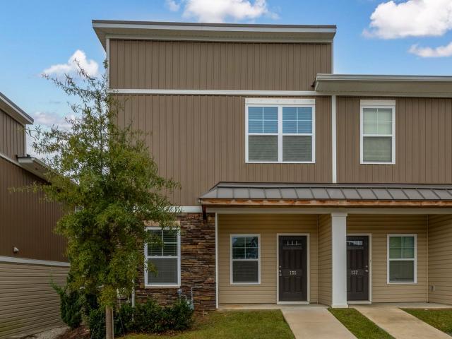 TRENDY TOWNHOME IN HARBISON GROVE