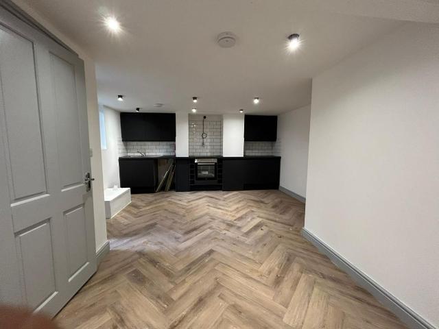 Trentham Avenue, Leeds Basement LS11, Studio to rent, £500 pcm | PrimeLocation