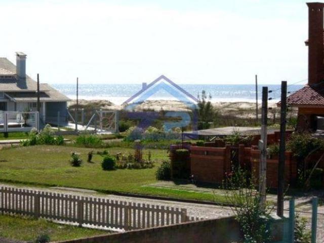 Três cabanas à venda a 50 metros da Praia Malinsky