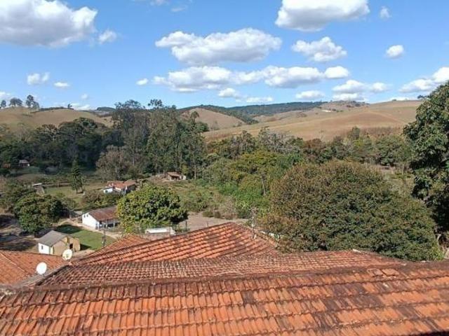 Tres casas em um terreno