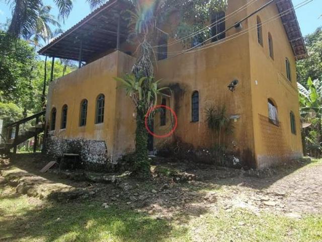 TRES CASAS EM UM TERRENO DE 700 MT COM ACESSO PARA O RIO. ENTRADA CONJUNTA PARA GARAGEM, PELA RUA
