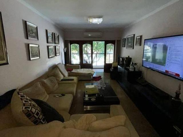 Três dormitórios com dependência 187 m2. Sala grande em L. D