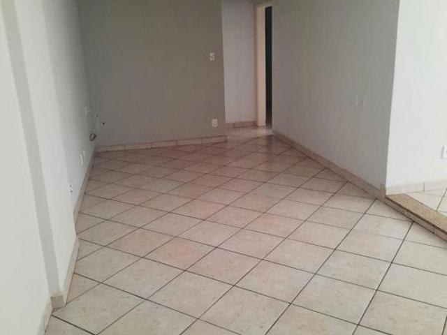 Três dormitórios, duas suítes, dependência. Amplo 144 m2