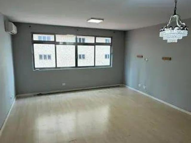 Três dormitórios e suite. 138 m2 e perto praia e shopping
