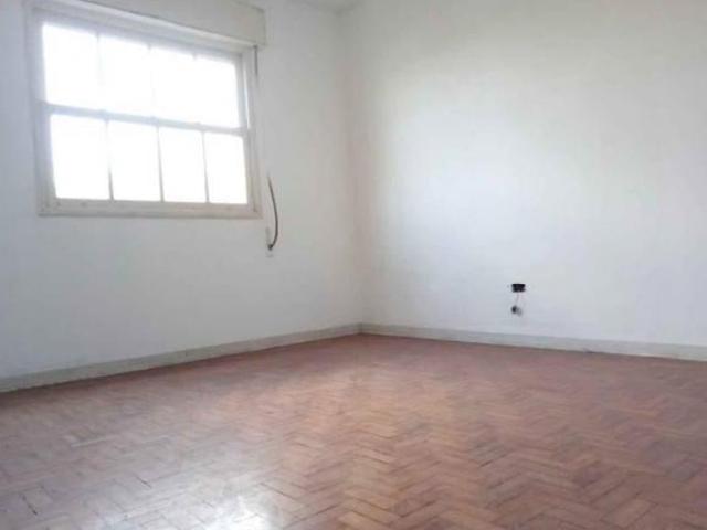 Três dormitórios e três banheiros com 170 m2. Rua São José
