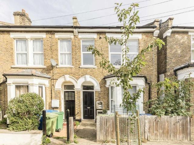 Tresco Road, London SE15 3 bed flat to rent £3,000 pcm £692 pw