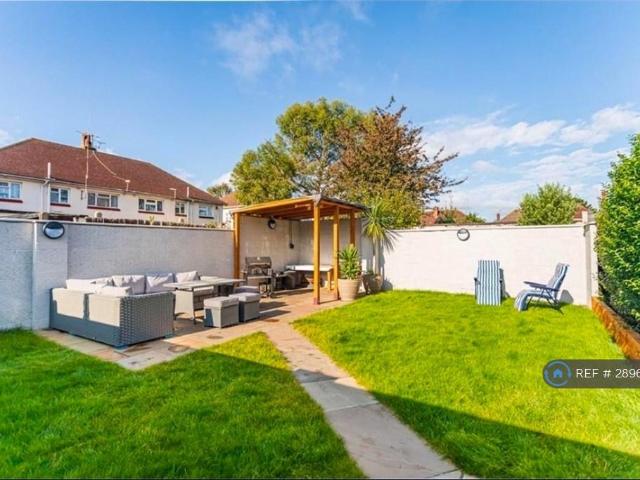 Trinidad Crescent, Poole, BH12 2 bed flat to rent £1,450 pcm £335 pw