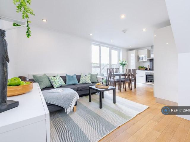 Trinity Mews, London, E1 3 bed flat to rent £3,995 pcm £922 pw