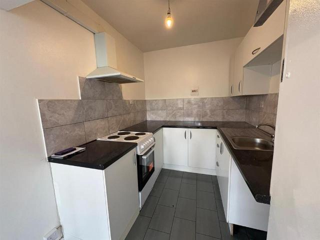 Trinity Avenue, Northampton NN2 3 bed flat to rent £1,025 pcm £237 pw