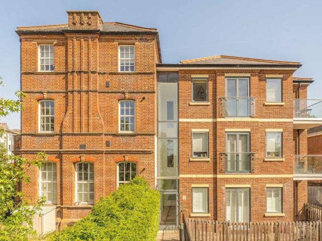 Trinity Crescent, London SW17, 2 bed flat to rent, £3,500 pcm | PrimeLocation