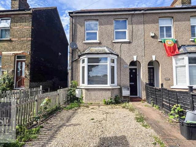 Trinity Lane, Waltham Cross EN8, 1 bed maisonette to rent, £1,300 pcm | PrimeLocation