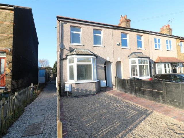 Trinity Lane, Waltham Cross EN8, 1 bed maisonette to rent, £1,350 pcm | PrimeLocation