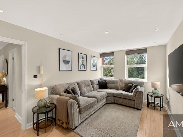 Trinity Lane, Waltham Cross EN8, 2 bed flat to rent, £1,650 pcm | PrimeLocation